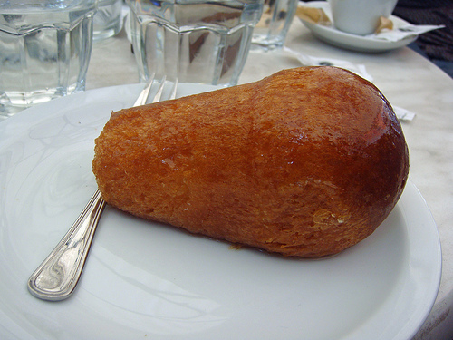 A tavola con l'avversario: il babà napoletano | Pagine Romaniste