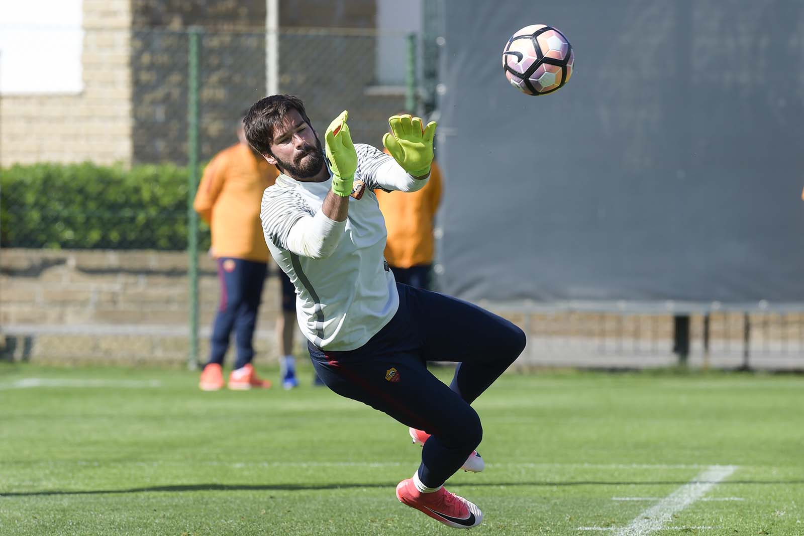 Alisson "chiude" la porta, Skorupski alza le mani ma non si arrende ...