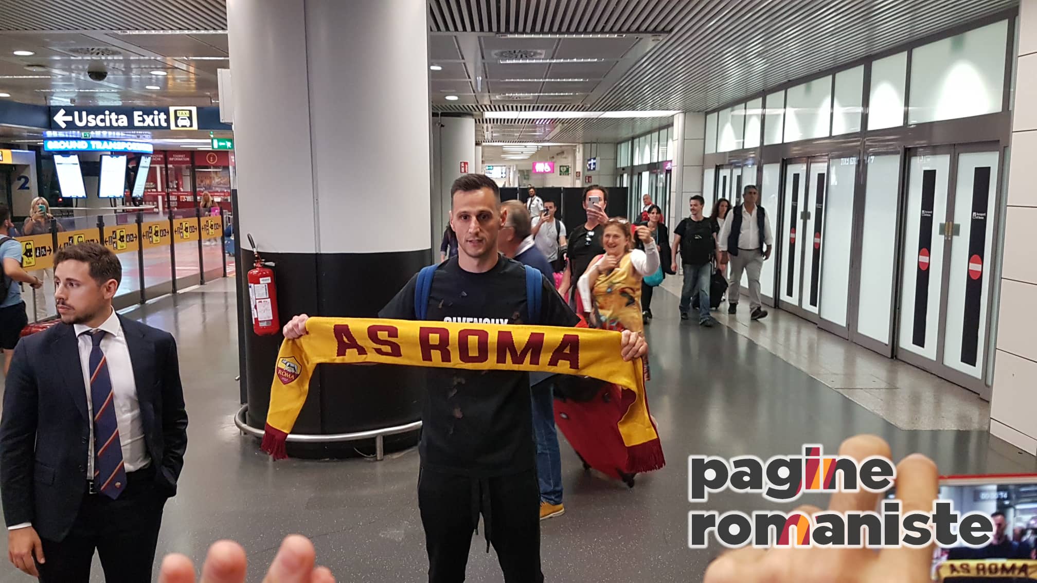 Kalinic è arrivato a Roma, foto con i tifosi presenti: Kalinic è arrivato a Roma, foto con i tifosi presenti: