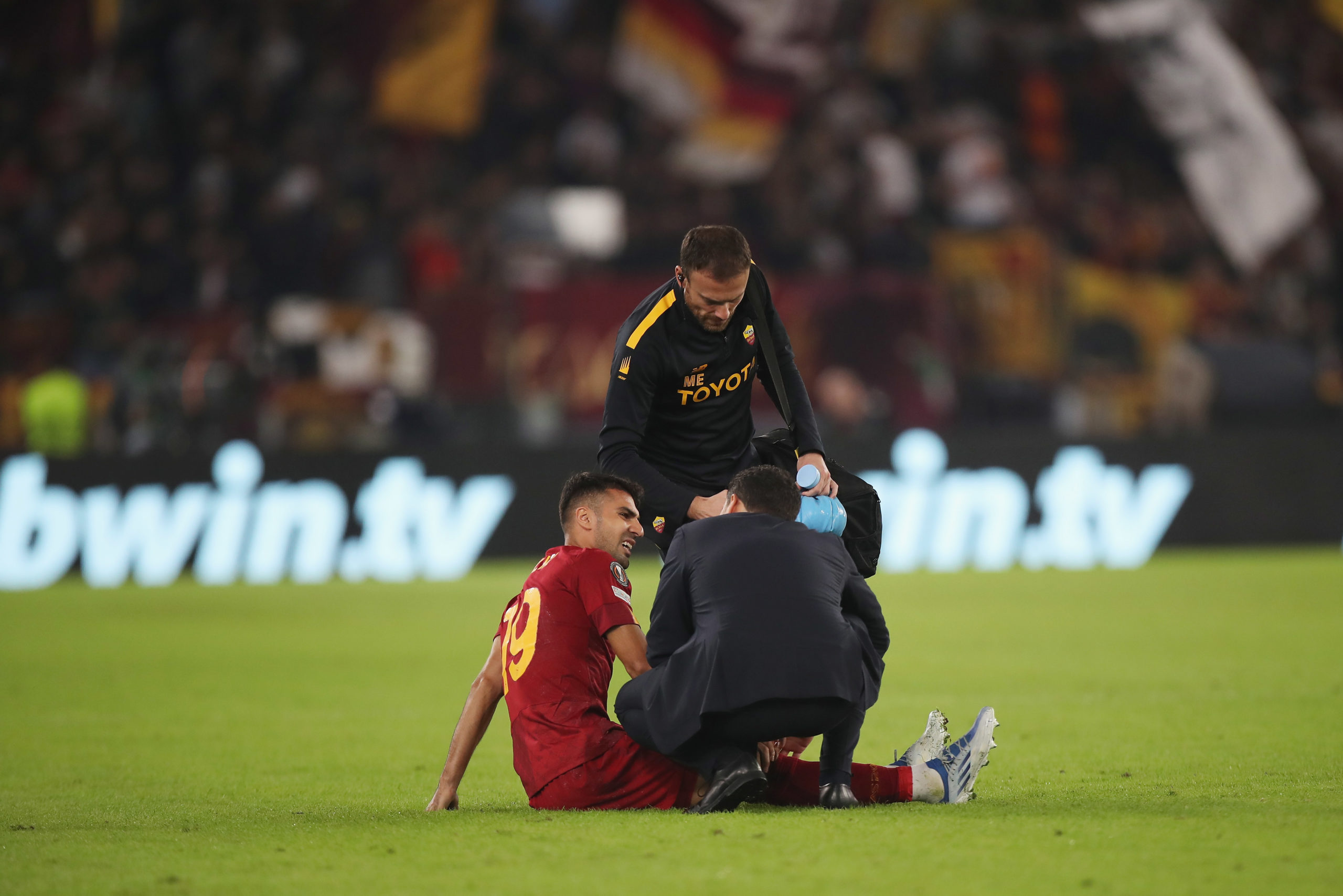 Celik si fa male al ginocchio: fascia destra ko | Pagine Romaniste